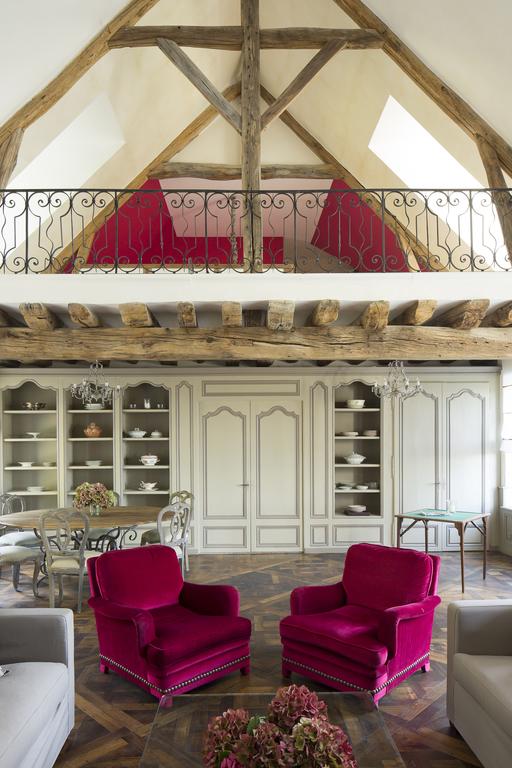 Une maison à la décoration chaleureuse et colorée près de Paris