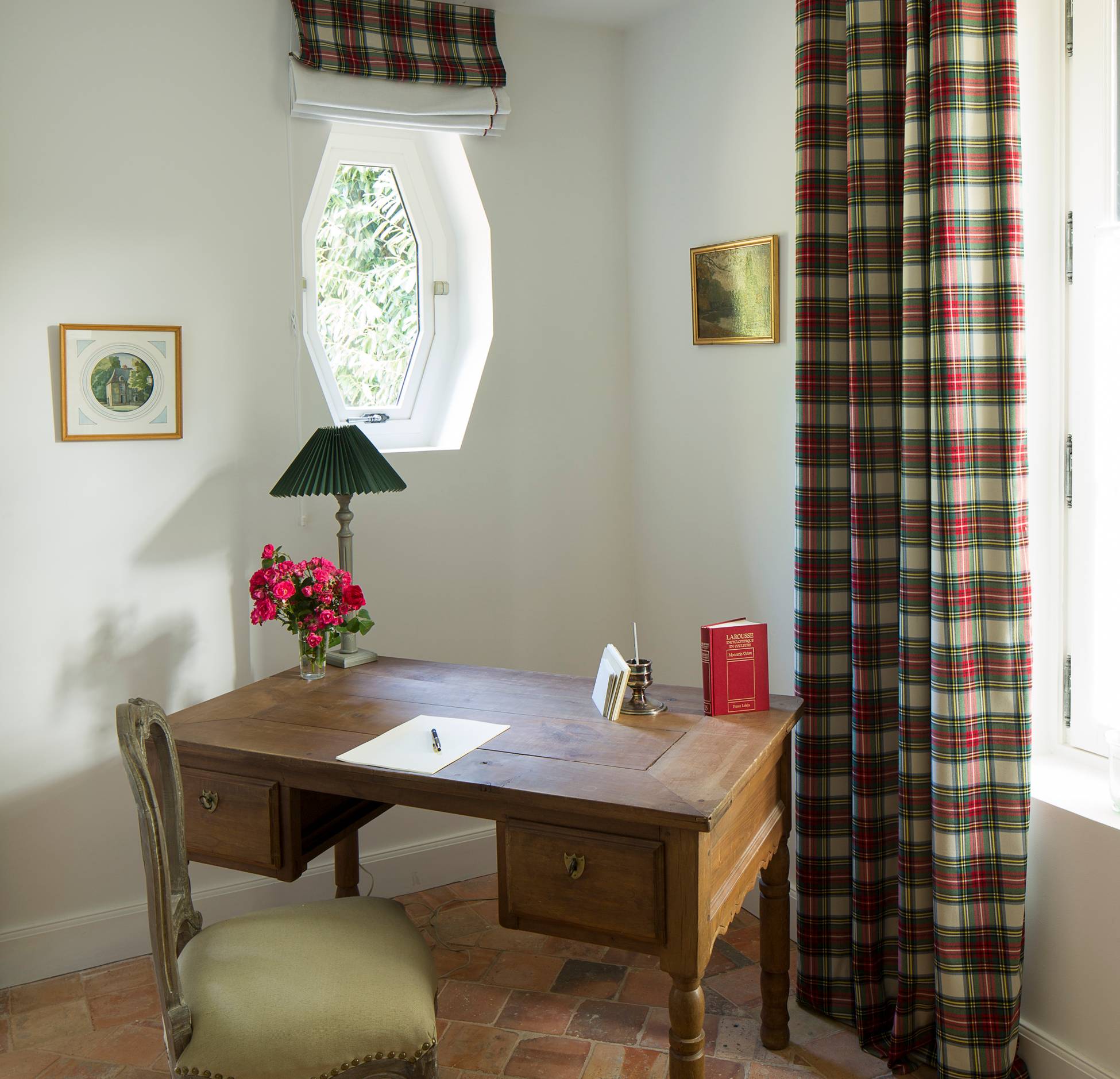 Une maison à la décoration chaleureuse et colorée près de Paris