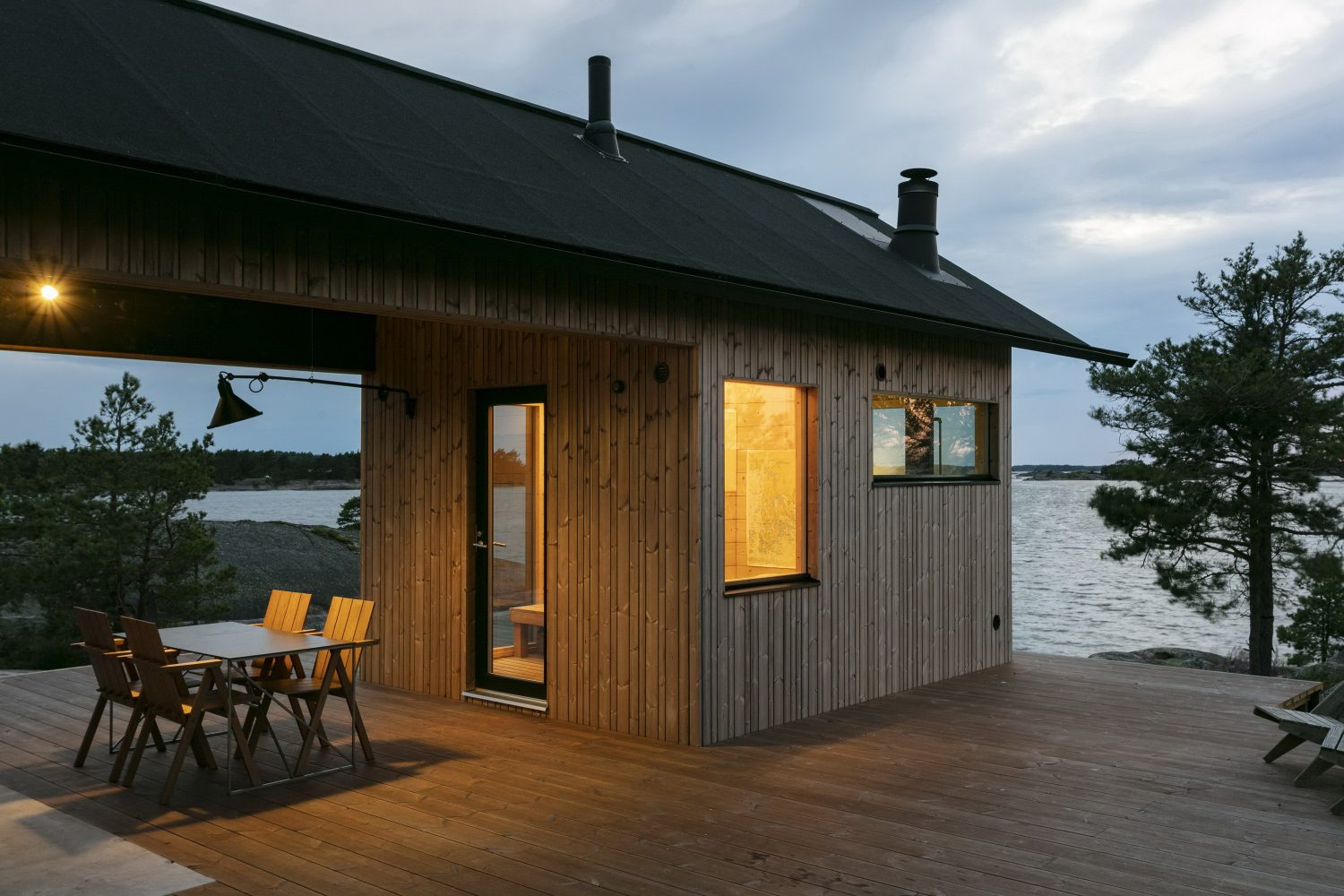 Cette cabane design en bois d'architecte est autosuffisante