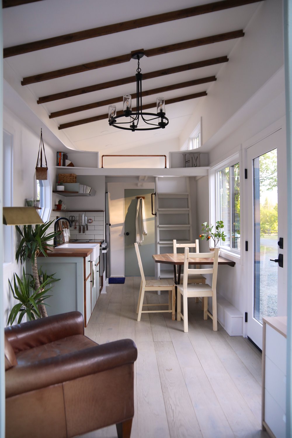 Cette mini maison container de 24m2 au design contemporain est ...