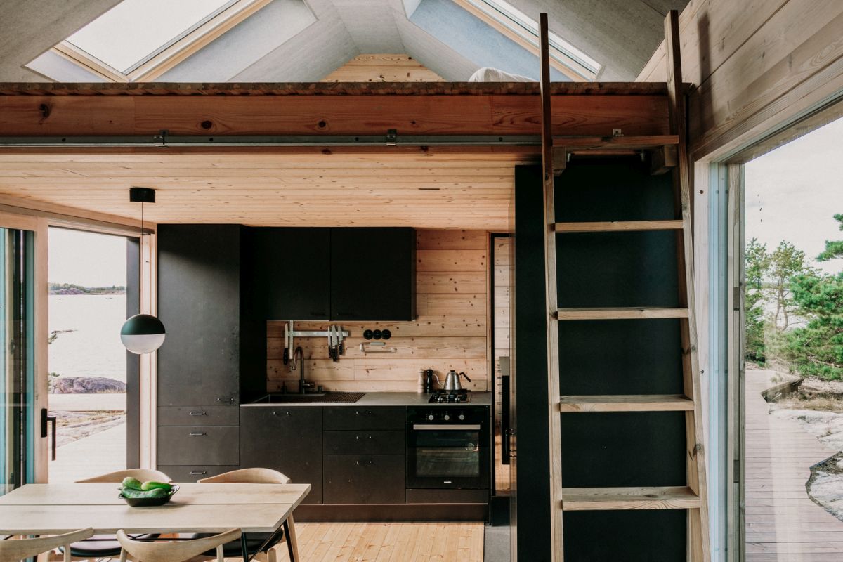Cette cabane design en bois d'architecte est autosuffisante
