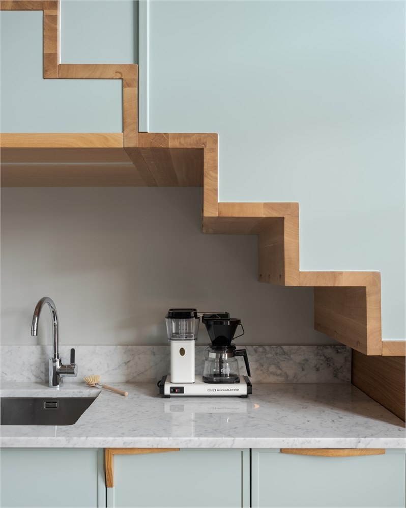 La cuisine est au coeur de cet appartement en duplex de 49m2