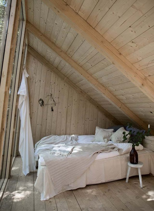 Une cabane triangulaire en pleine nature suédoise