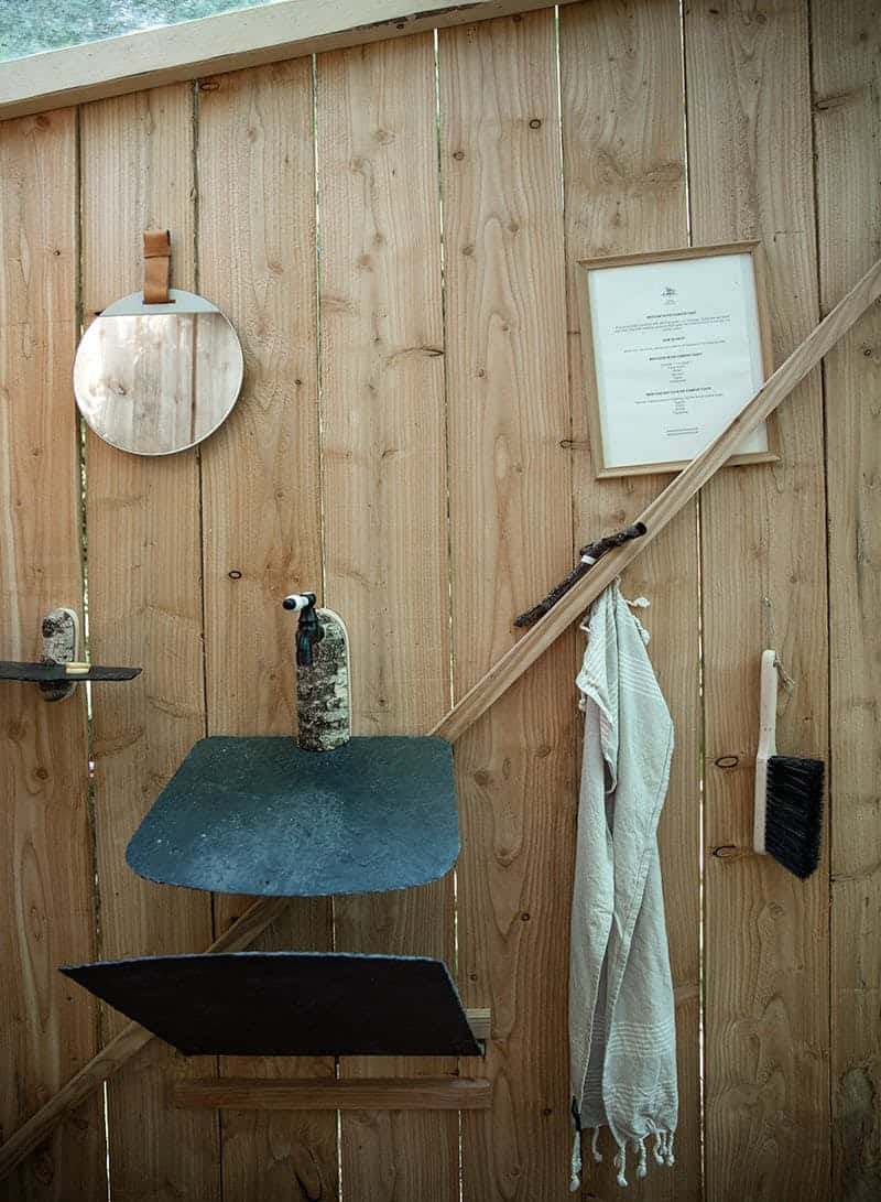 Une cabane triangulaire en pleine nature suédoise