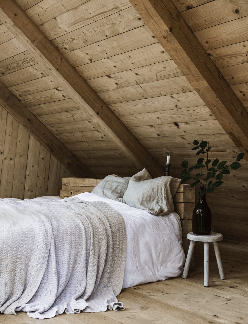 Une cabane triangulaire en pleine nature suédoise