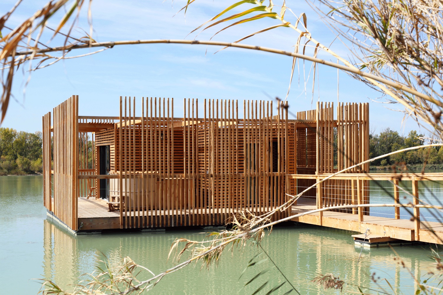 Une cabane design en bois sur l'eau pour vivre en pleine nature