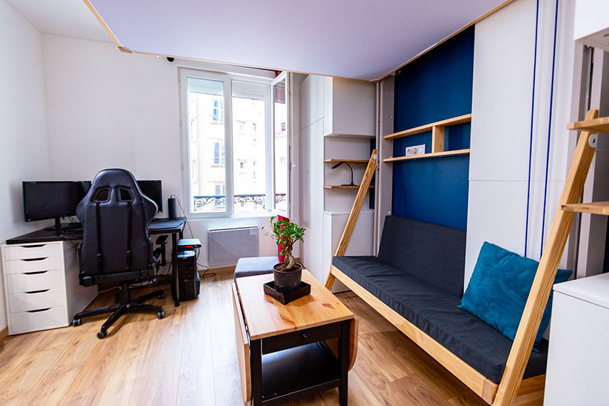 Dans ce studio de 18m2 près de Paris, le lit monte au plafond