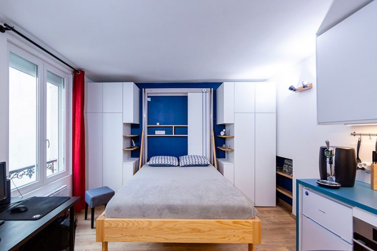 Dans ce studio de 18m2 près de Paris, le lit monte au plafond