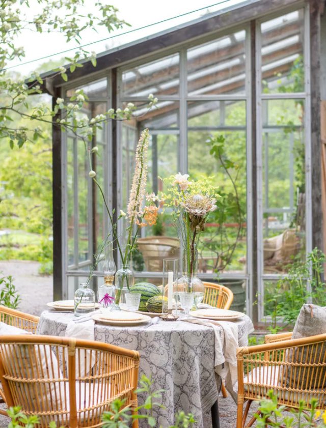 Un jardin d'hiver et une terrasse aménagés pour les beaux jours