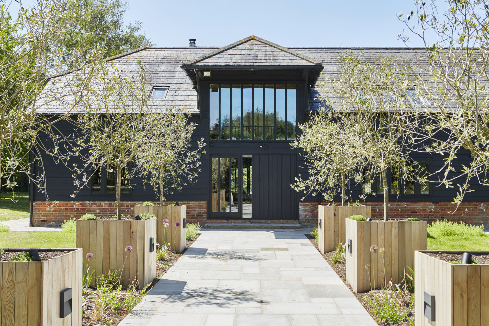 La rénovation d'une grange ancienne à la décoration contemporaine dans ...