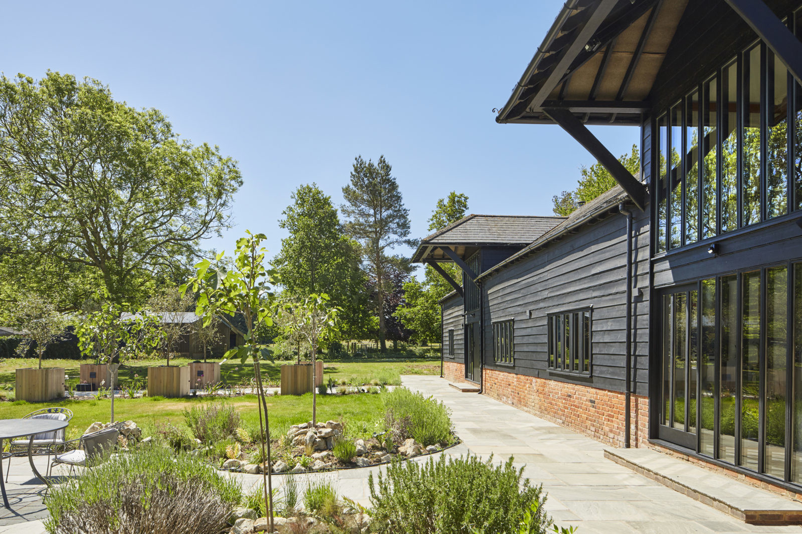 La rénovation d'une grange ancienne à la décoration contemporaine dans ...