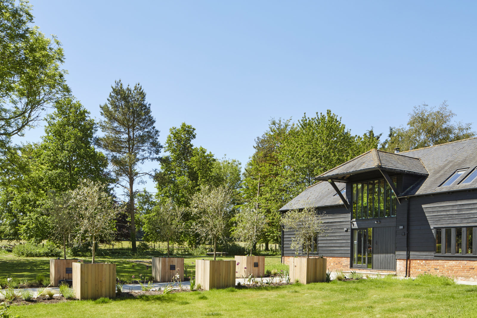 La rénovation d'une grange ancienne à la décoration contemporaine dans ...