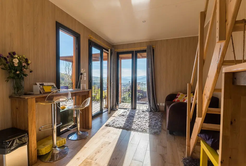 Cette mini maison en bois de 30m2 avec terrasse et mezzanine s'installe ...