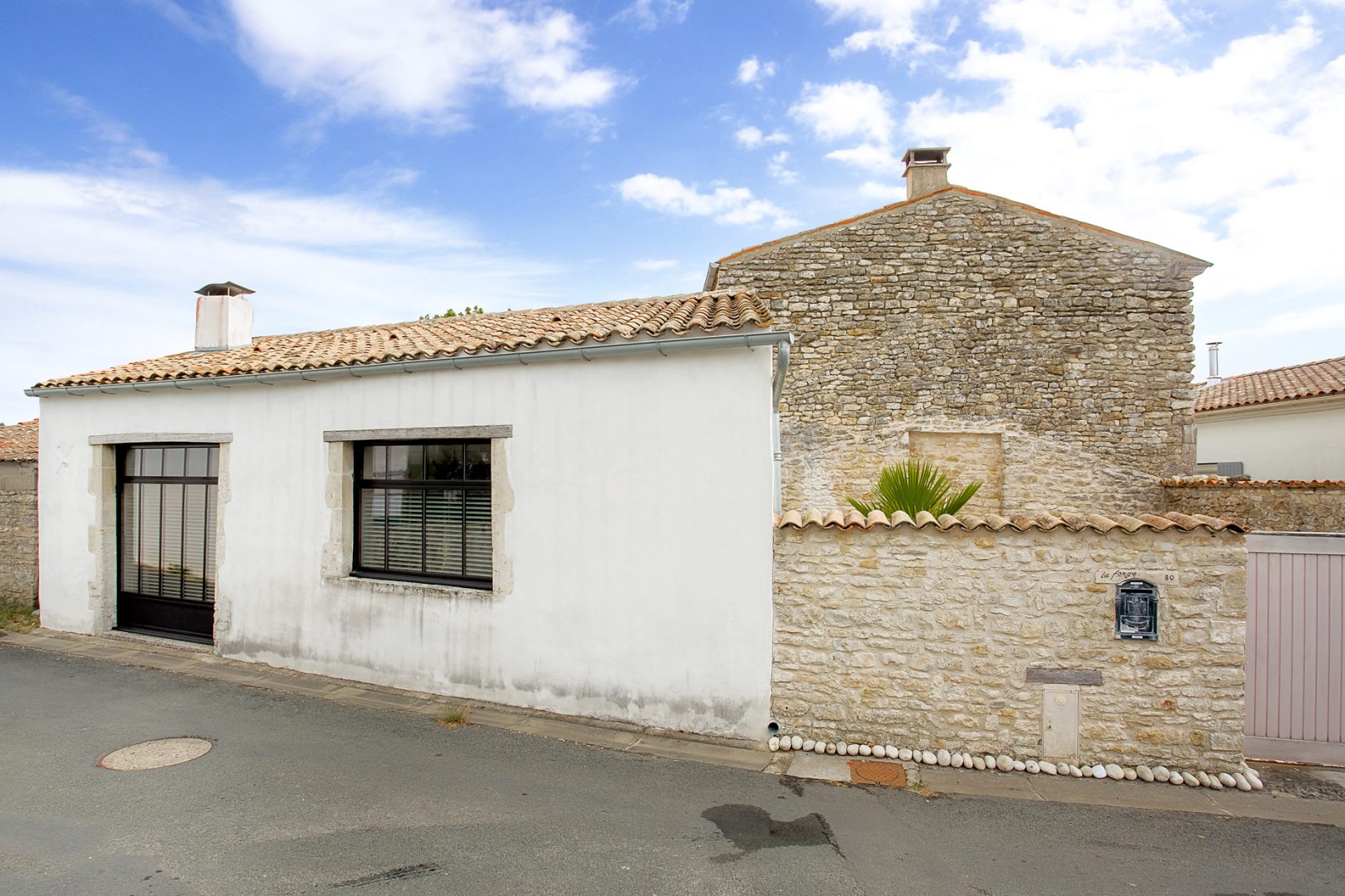 Cette ancienne forge a été réhabilitée en maison loft de 70m2 avec un ...