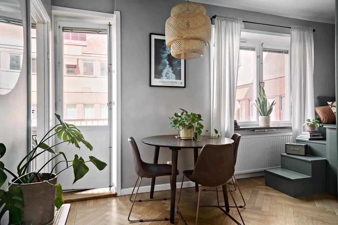 Un lit sur une estrade dans un studio de 23m2 bien organisé