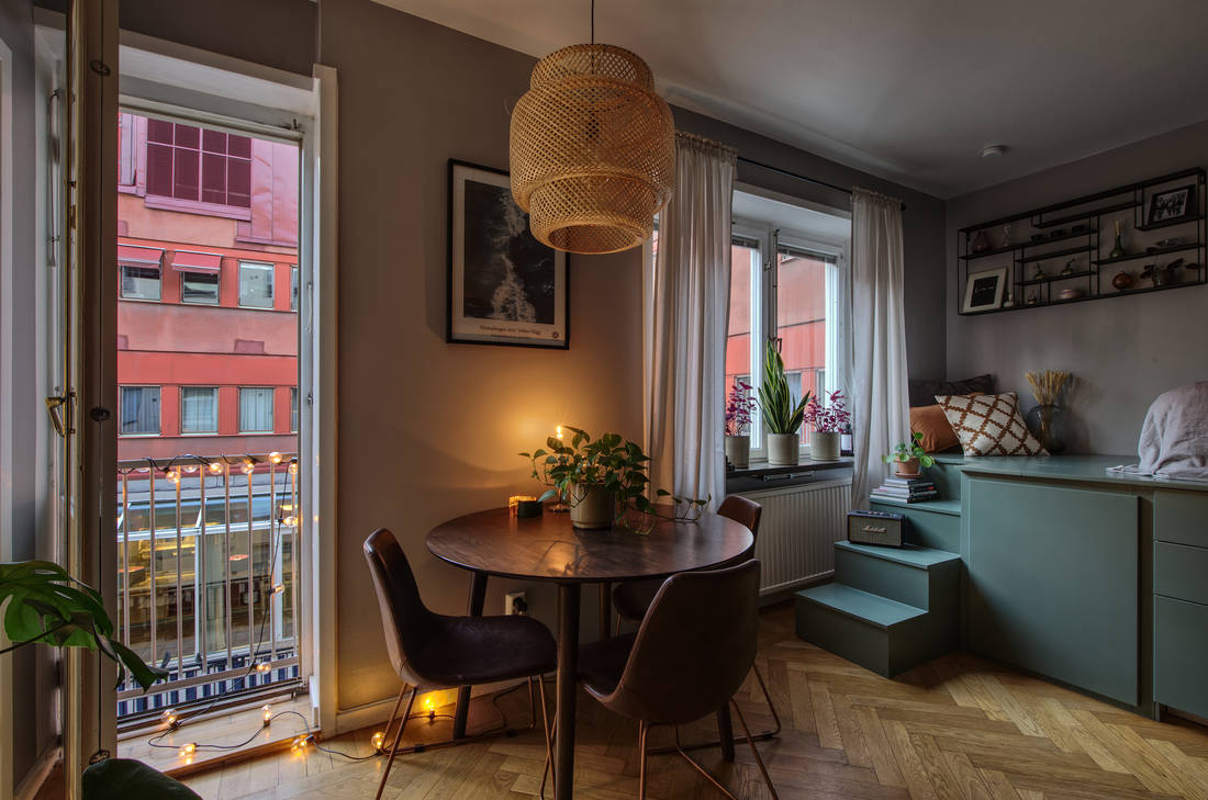 Un lit sur une estrade dans un studio de 23m2 bien organisé