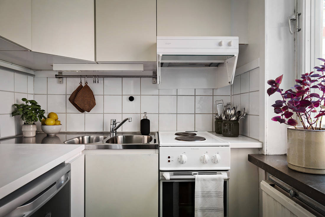 Un lit sur une estrade dans un studio de 23m2 bien organisé