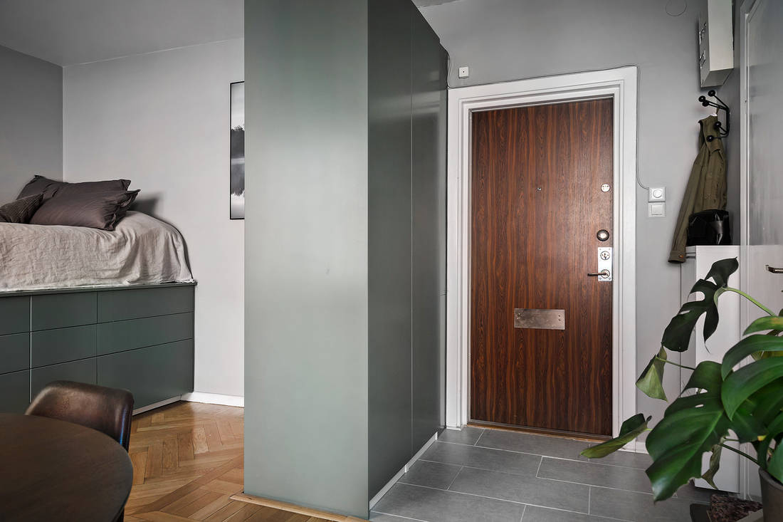 Un lit sur une estrade dans un studio de 23m2 bien organisé