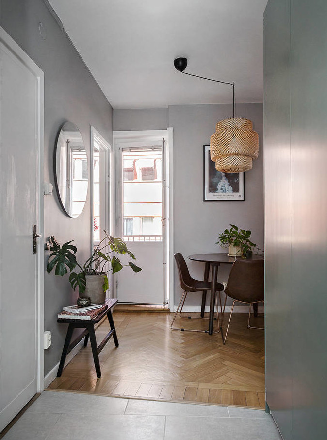 Un lit sur une estrade dans un studio de 23m2 bien organisé