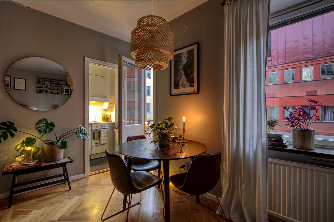 Un lit sur une estrade dans un studio de 23m2 bien organisé