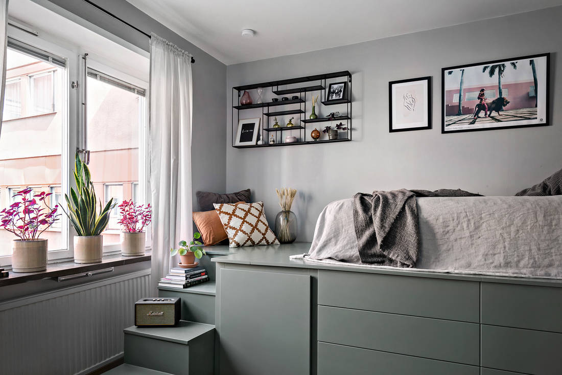 Un lit sur une estrade dans un studio de 23m2 bien organisé