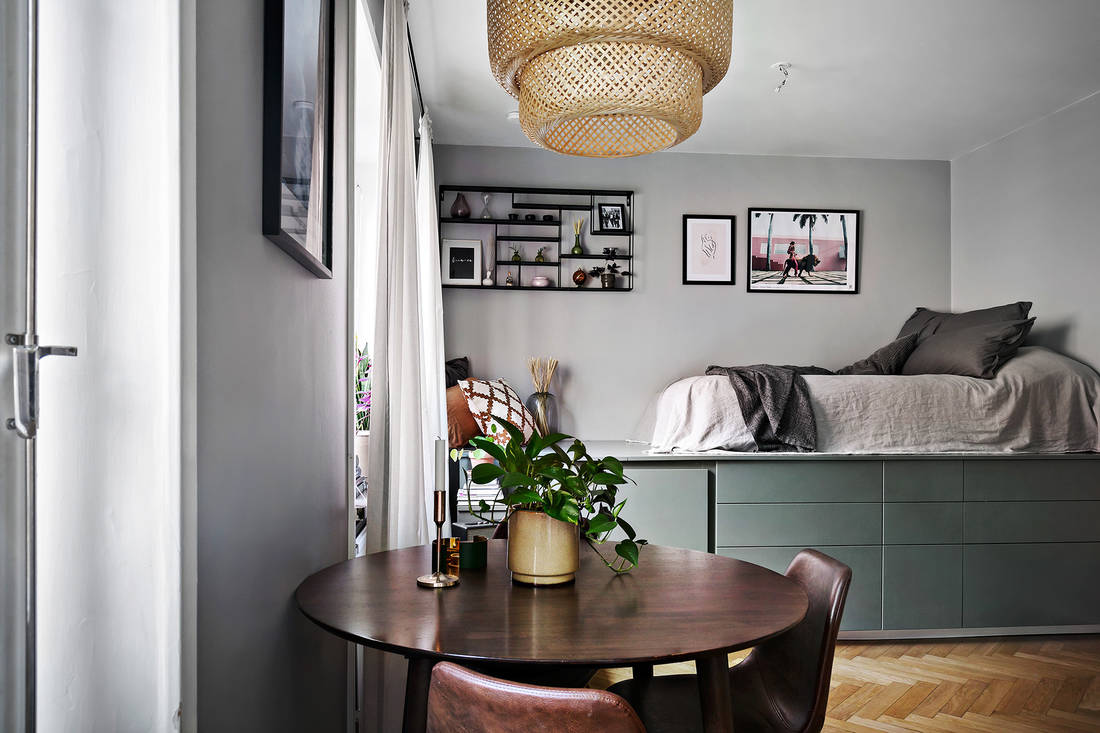 Un lit sur une estrade dans un studio de 23m2 bien organisé