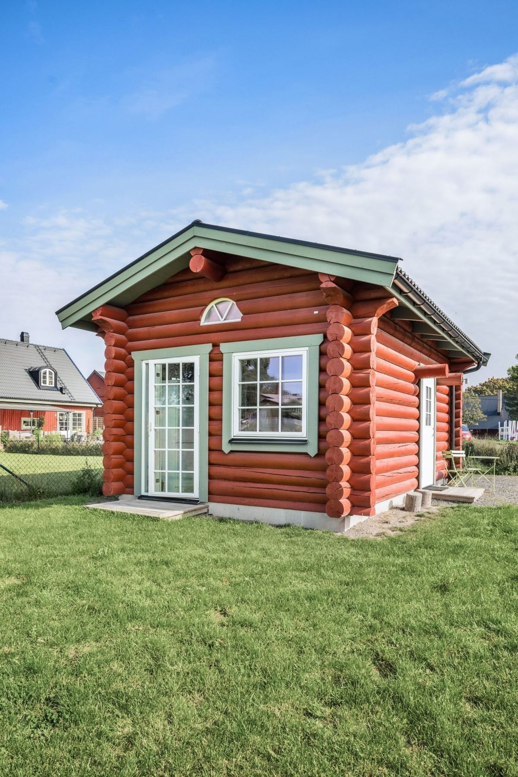 Une mini maison de 22m2 en rondins rouges à l'intérieur optimisé