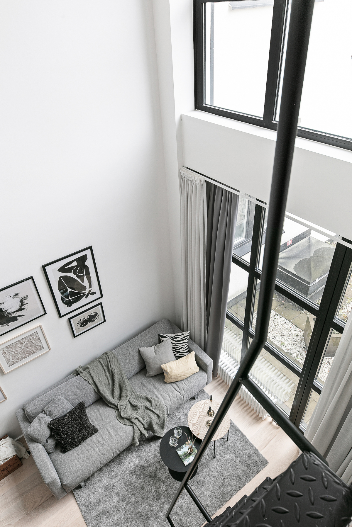 Ce petit appartement de 42m2 a une hauteur sous plafond impressionnante