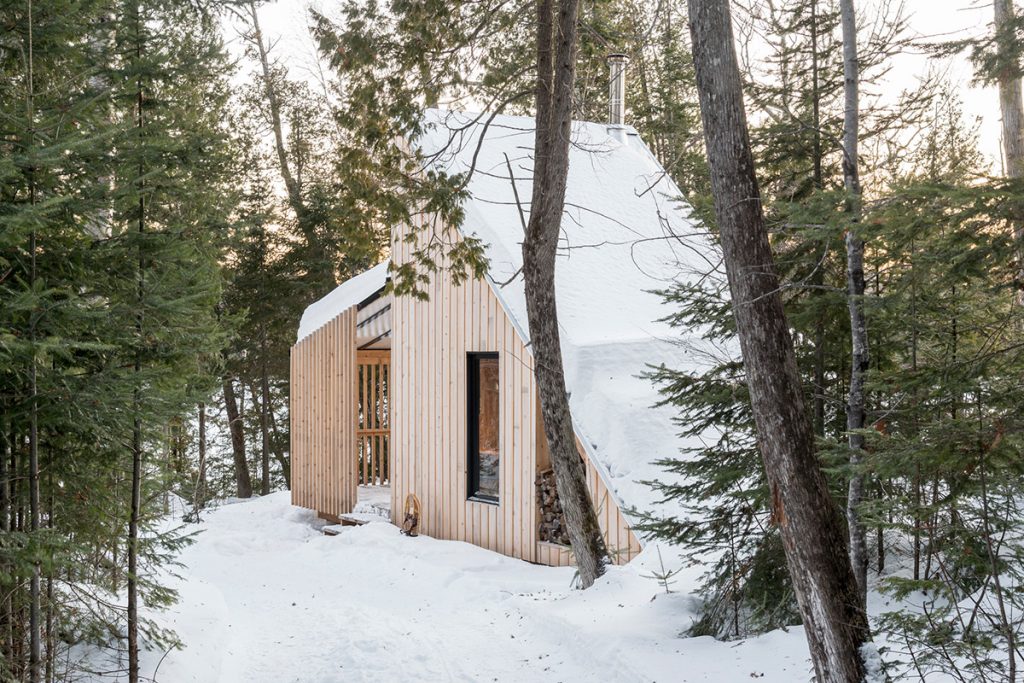 Cette mini cabane design de 13m2 est inspirée par les maisons A Frame