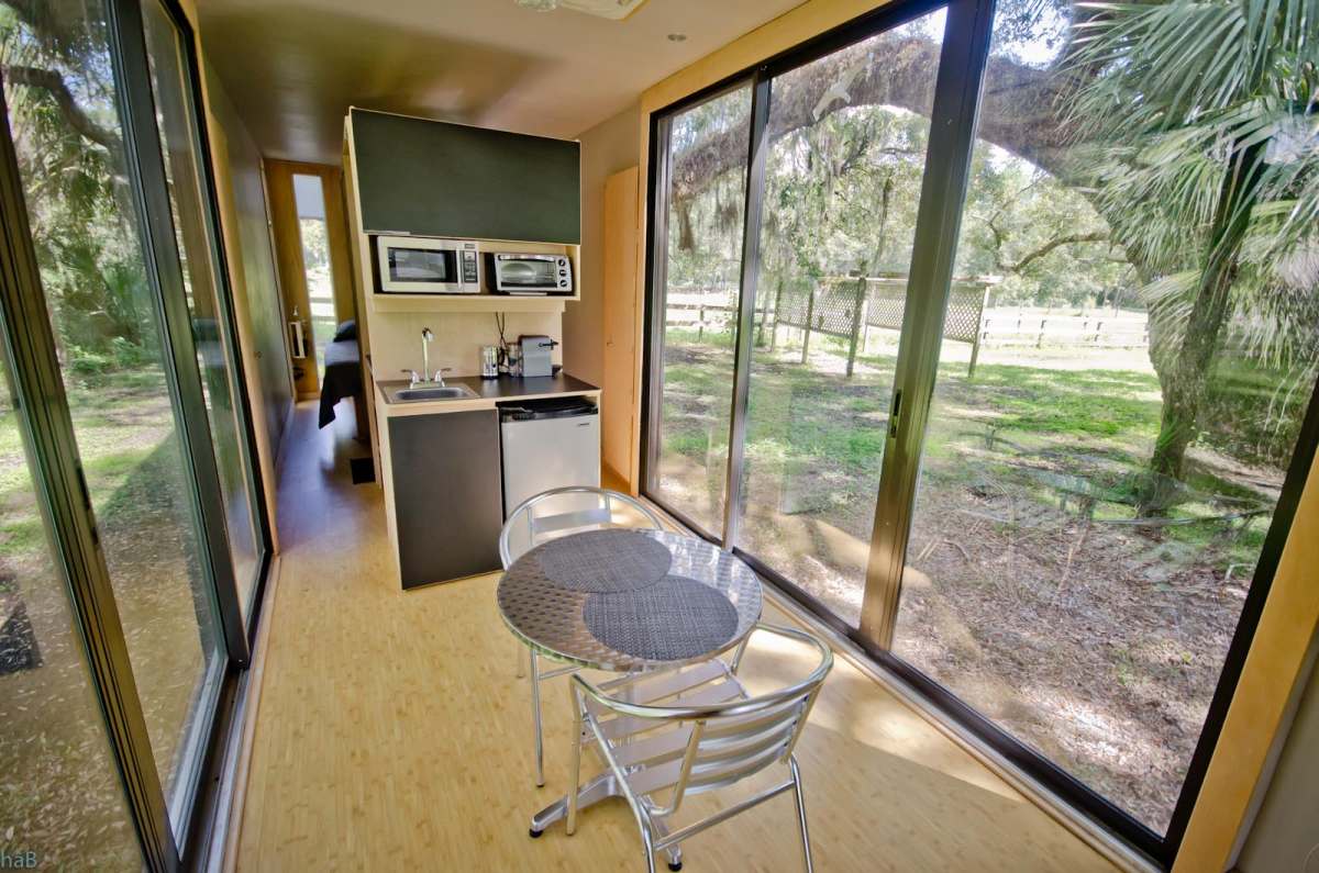 Cette mini maison container de 27m2 a été réalisée en autoconstruction ...