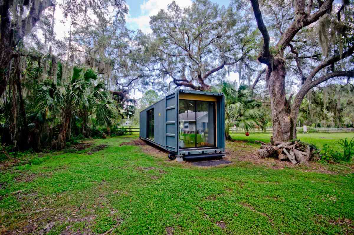 Cette mini maison container de 27m2 a été réalisée en autoconstruction ...