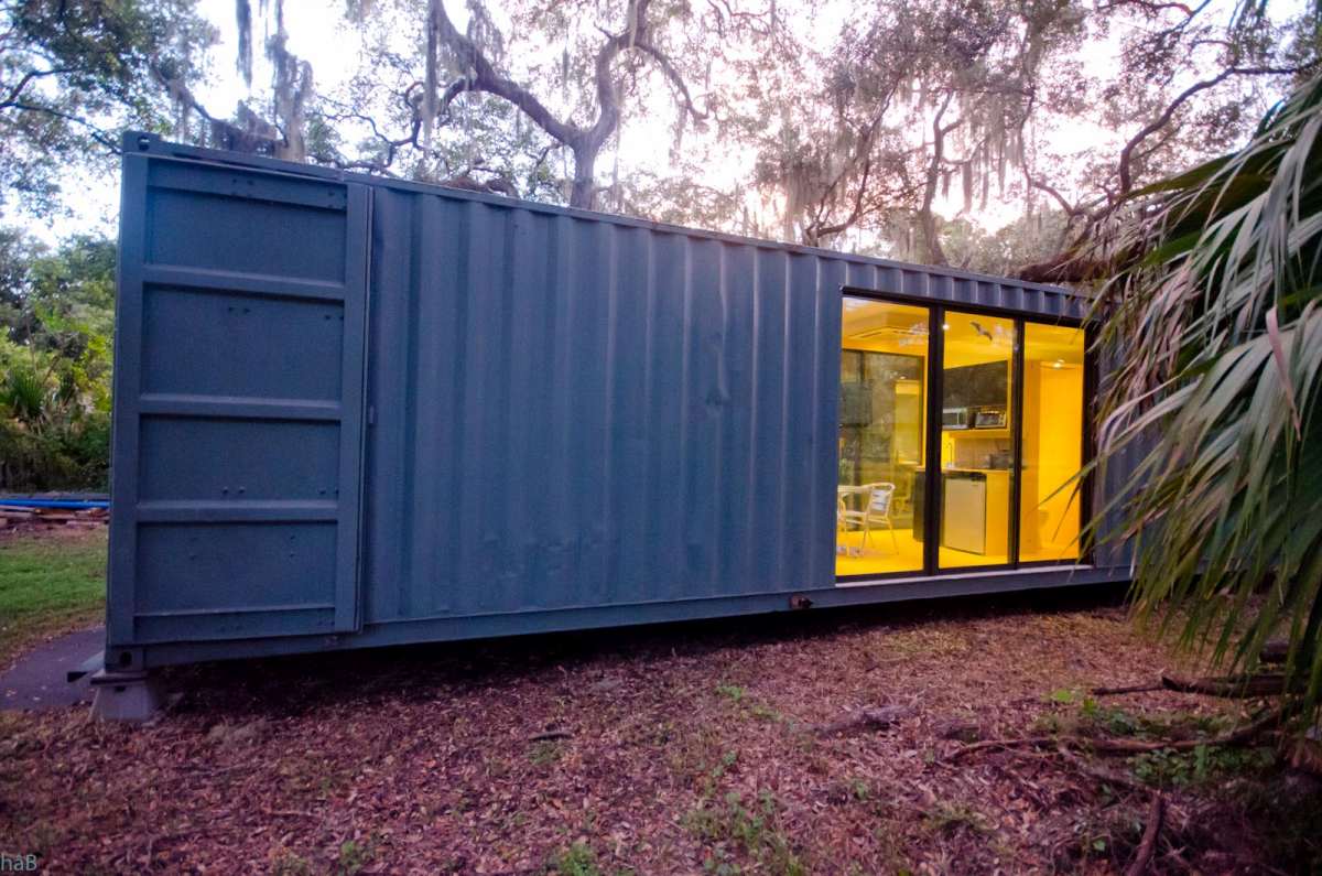 Cette mini maison container de 27m2 a été réalisée en autoconstruction ...