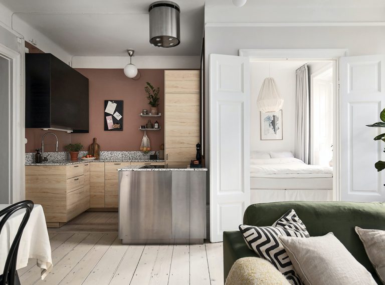 Cuisine ouverte en terracotta et terrazzo dans un appartement de 42m2