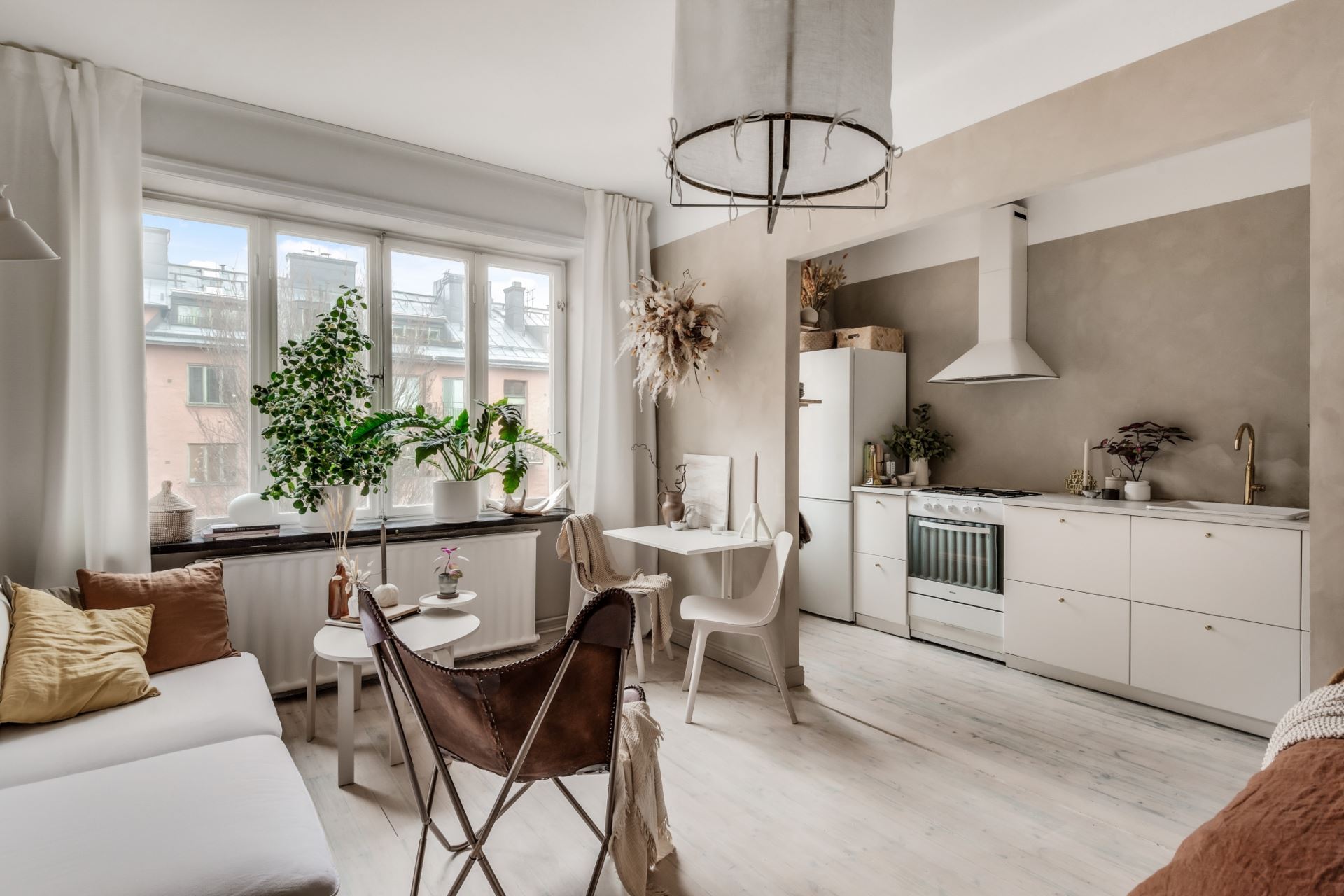 Décoration beige et douce dans un studio de 32m2