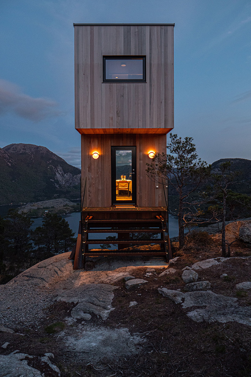 Cette cabane moderne de 24m2 semble flotter au dessus du fjord