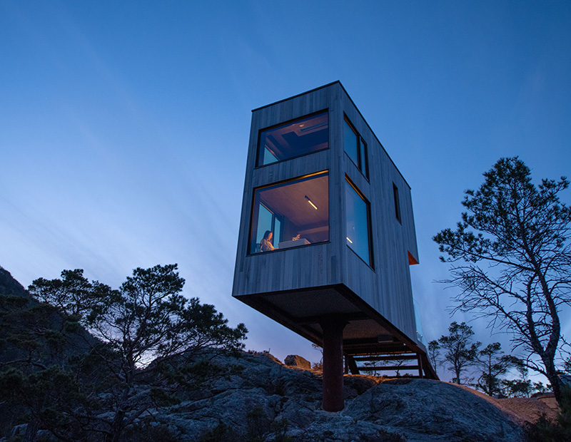 Cette cabane moderne de 24m2 semble flotter au dessus du fjord