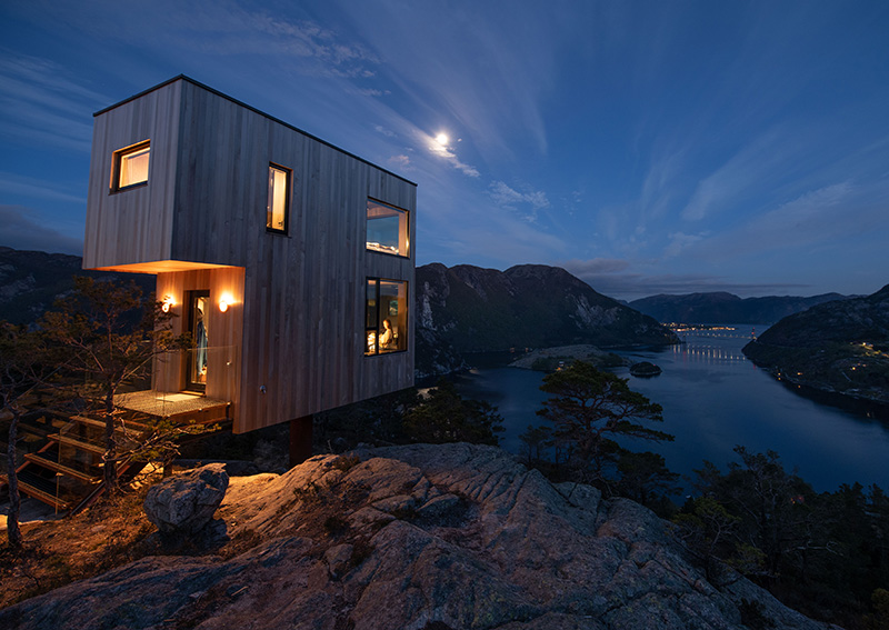 Cette cabane moderne de 24m2 semble flotter au dessus du fjord