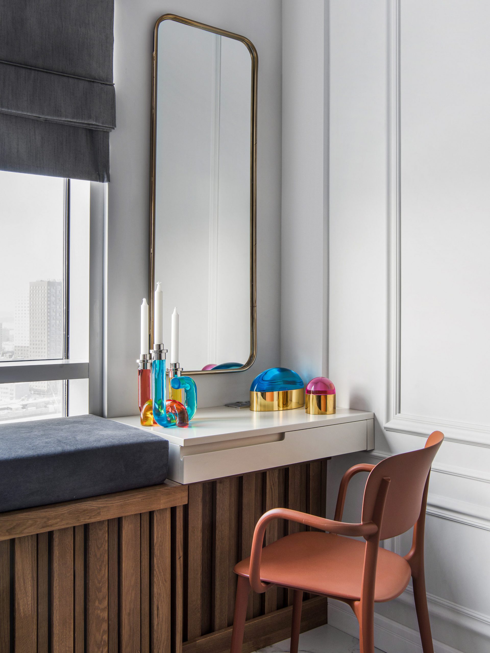 Un studio design de 30m2 éclairé par des petites fenêtres