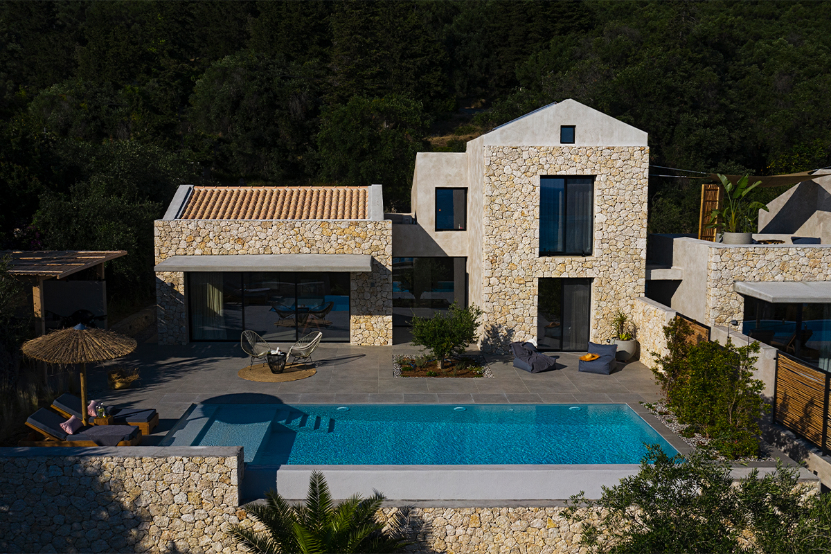 Une maison contemporaine en pierres avec piscine et vue sur la mer