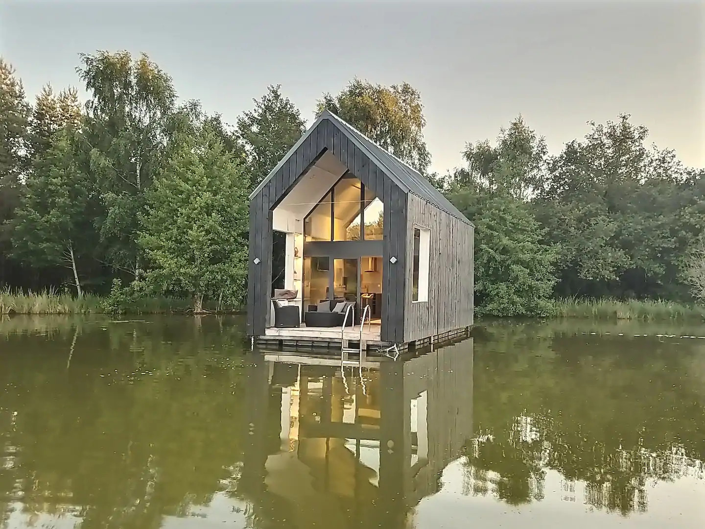 Une mini maison flottante et design en Bretagne