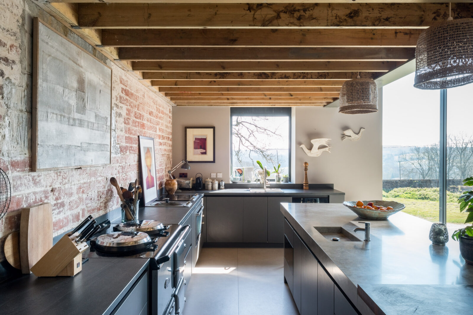 Une grange transformée en maison design et vitrée par un architecte