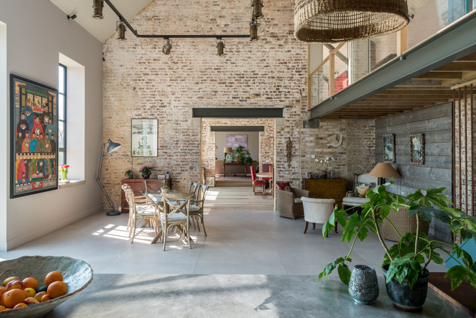 Une grange transformée en maison design et vitrée par un architecte