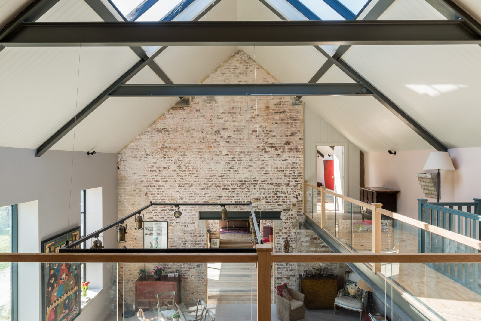 Une grange transformée en maison design et vitrée par un architecte