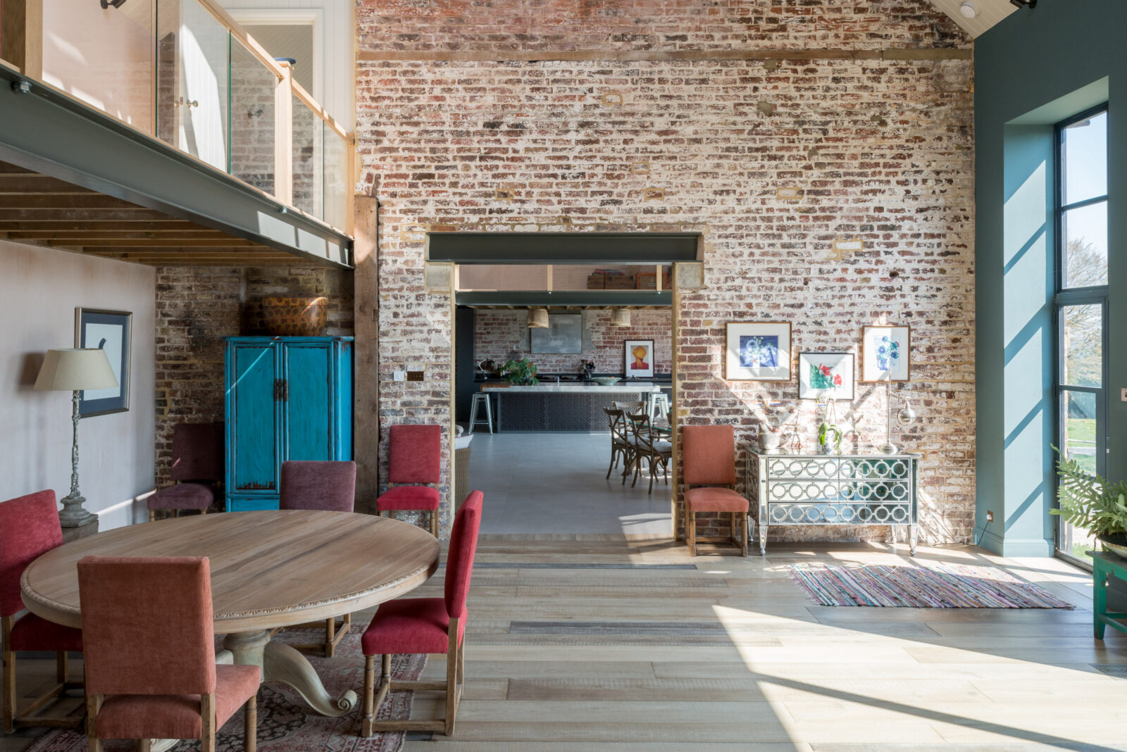 Une grange transformée en maison design et vitrée par un architecte