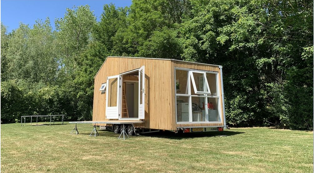 Une tiny house écologique en bois clair aux Pays-Bas