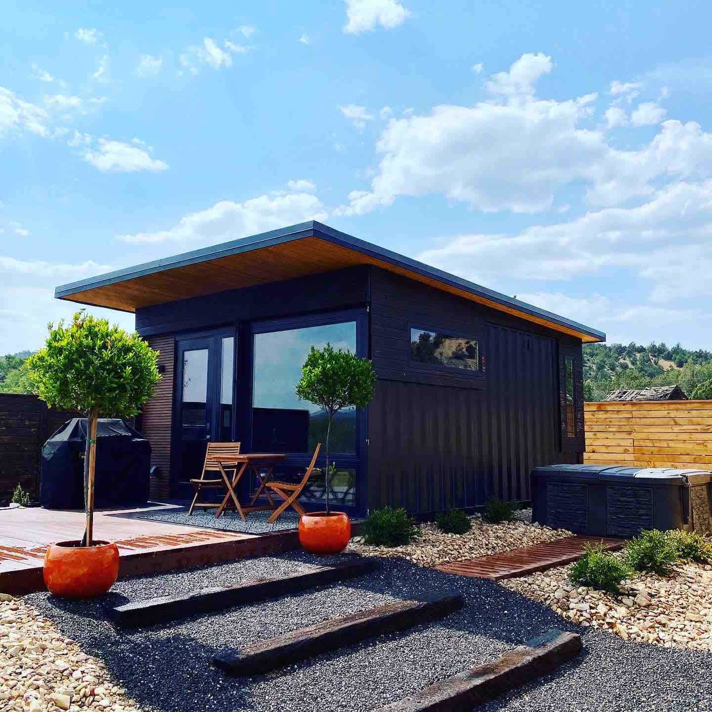 Une mini maison container de 30m2 pour les vacances (avec plan)