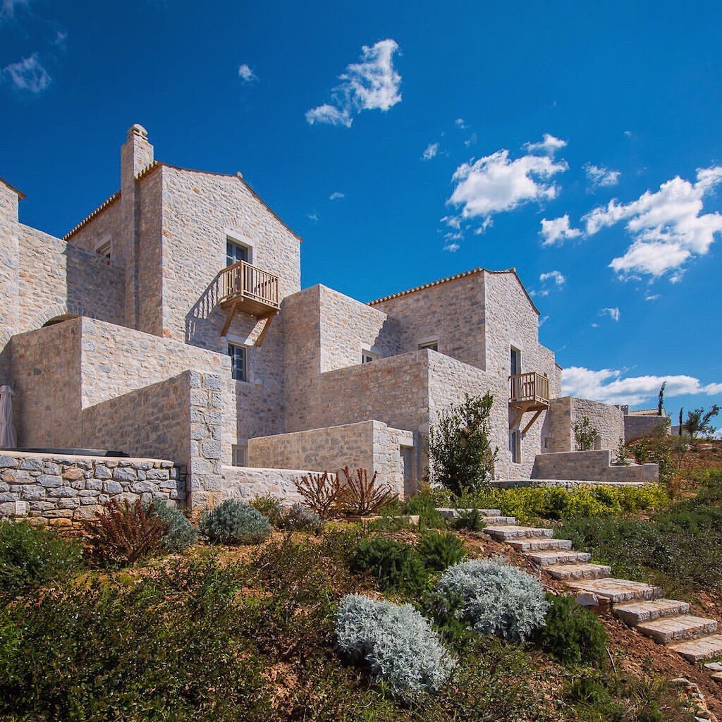 Murs de pierres et décoration contemporaine pour une maison grecque