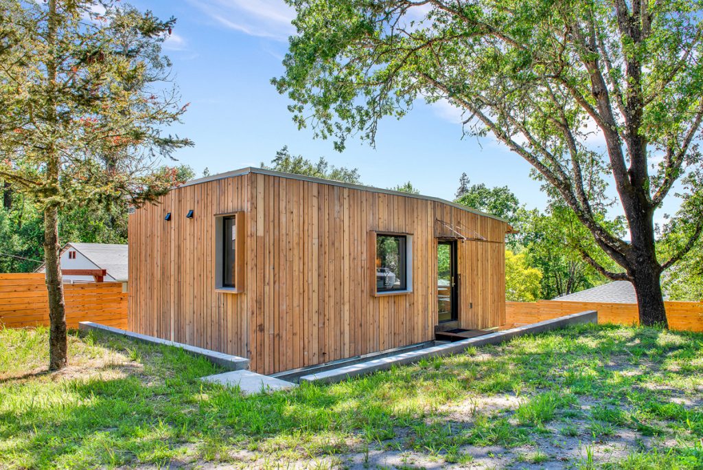Une mini maison en bois de 35m2 préfabriquée livrée sur un camion