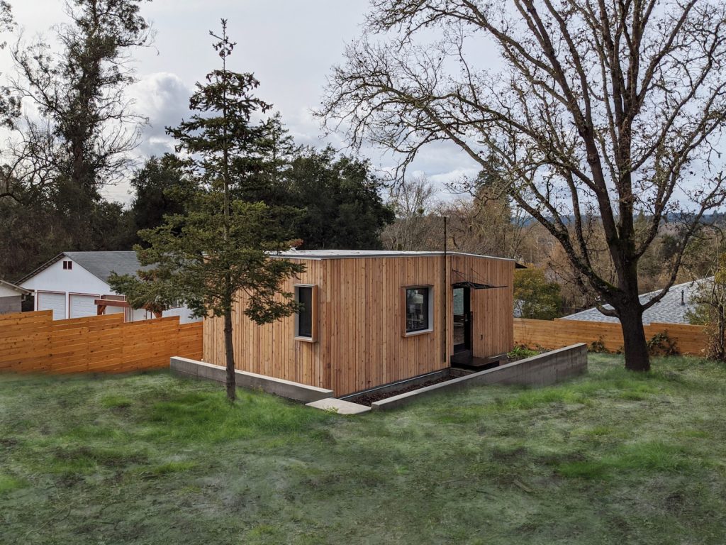 Une mini maison en bois de 35m2 préfabriquée livrée sur un camion