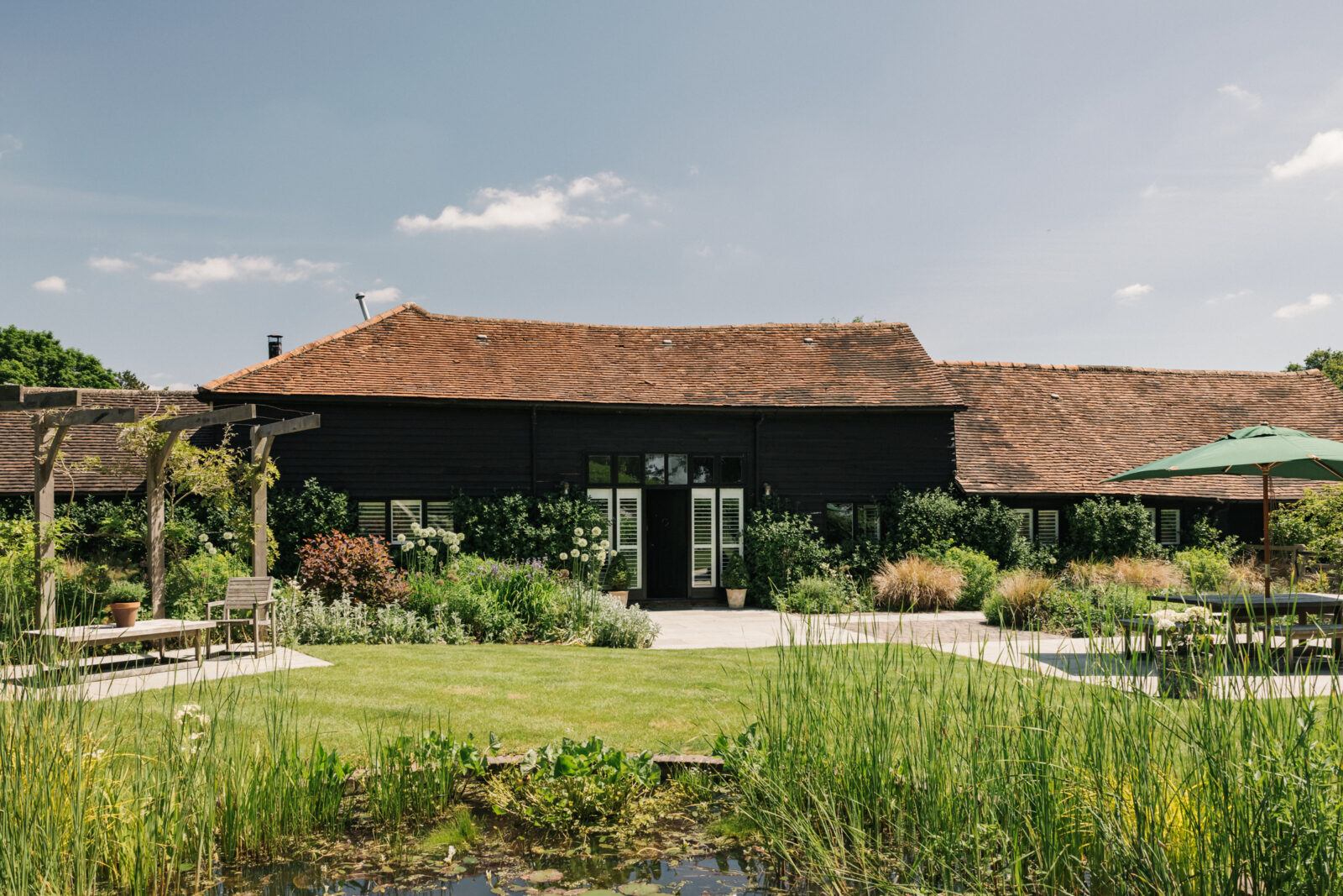 Une ancienne grange rénovée avec une cuisine équipée de rêve